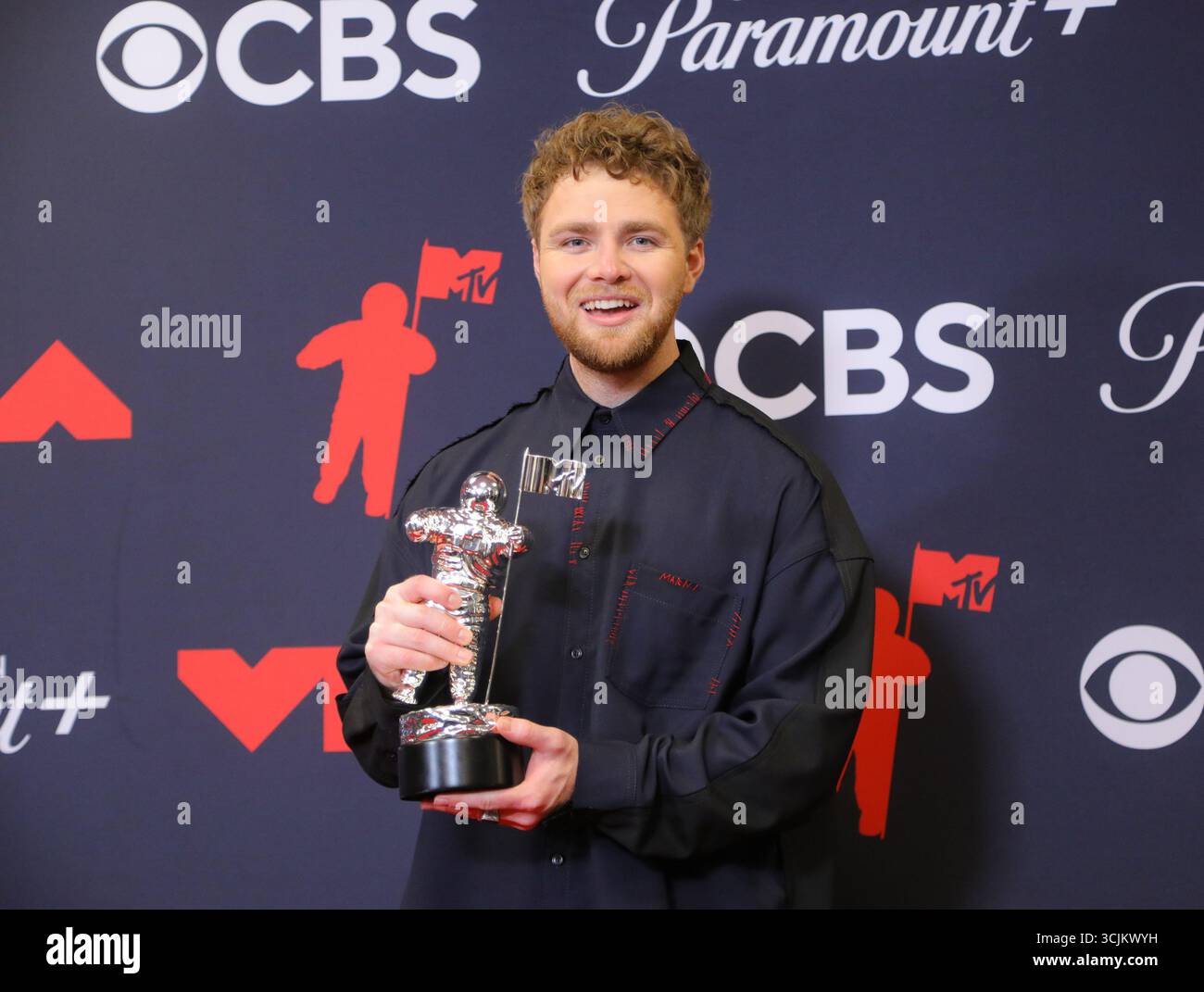Alex Warren arrives in the press room at the 2025 MTV Video Music ...
