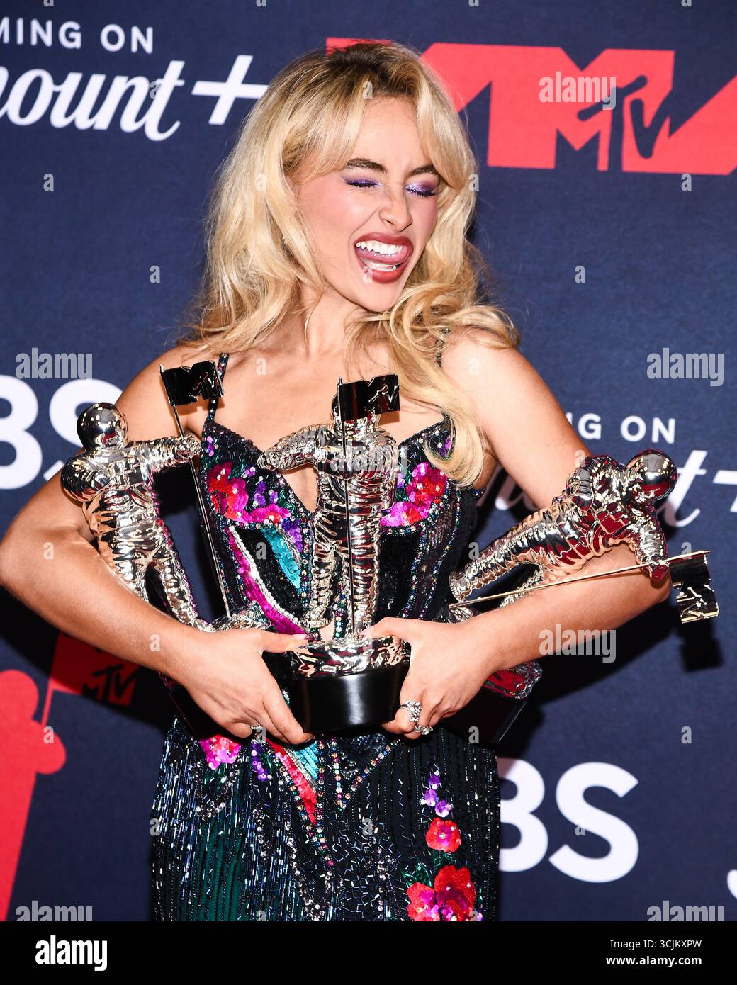 Sabrina Carpenter posing in the press room at the 2025 MTV Video Music ...