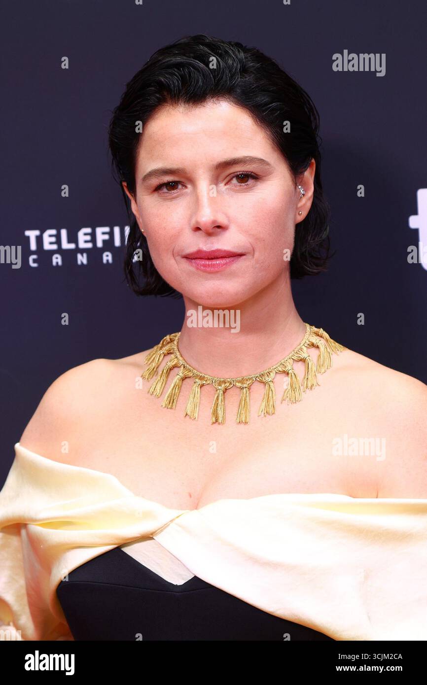 Jessie Buckley at arrivals for HAMNET Premiere at the Toronto ...