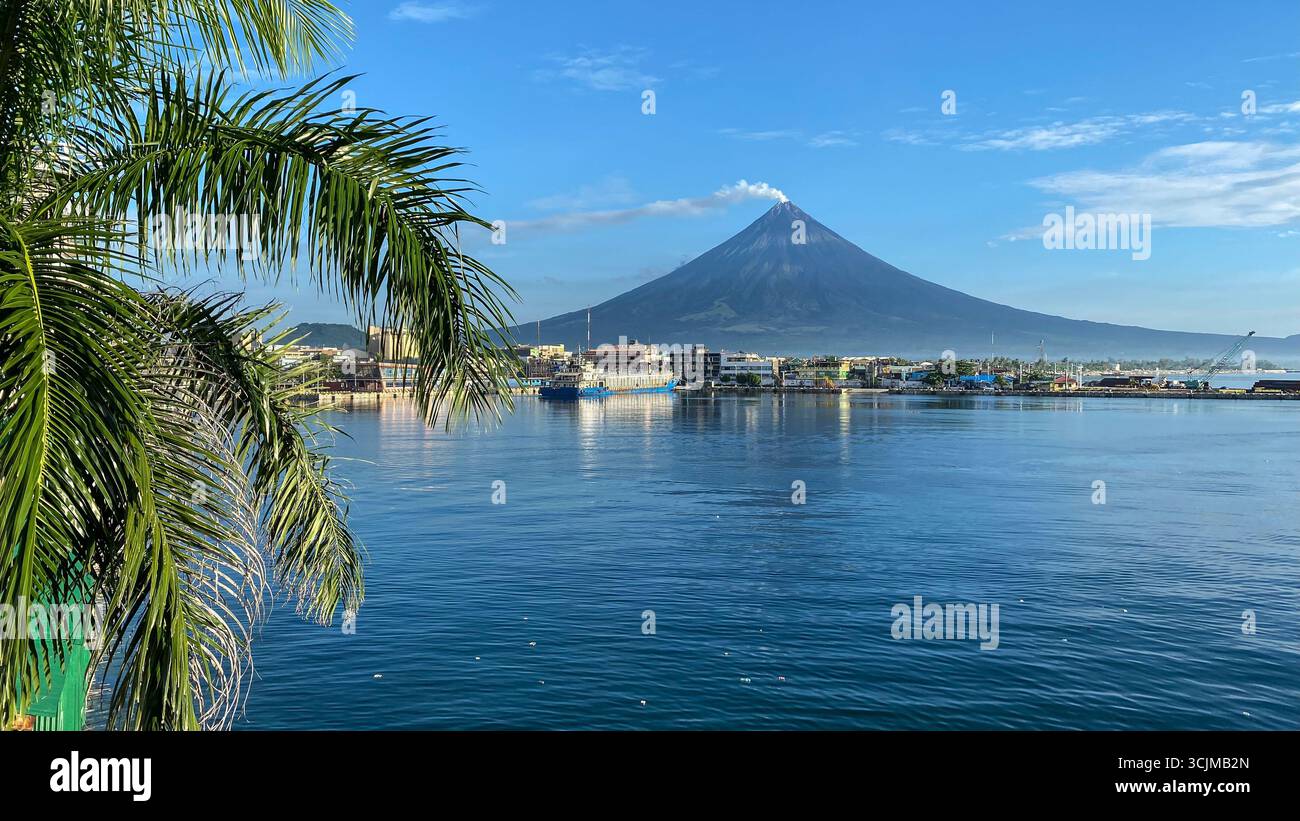 Mayon volcano, Legazpi, Bicol, perfect cone volcanic mountain Stock ...