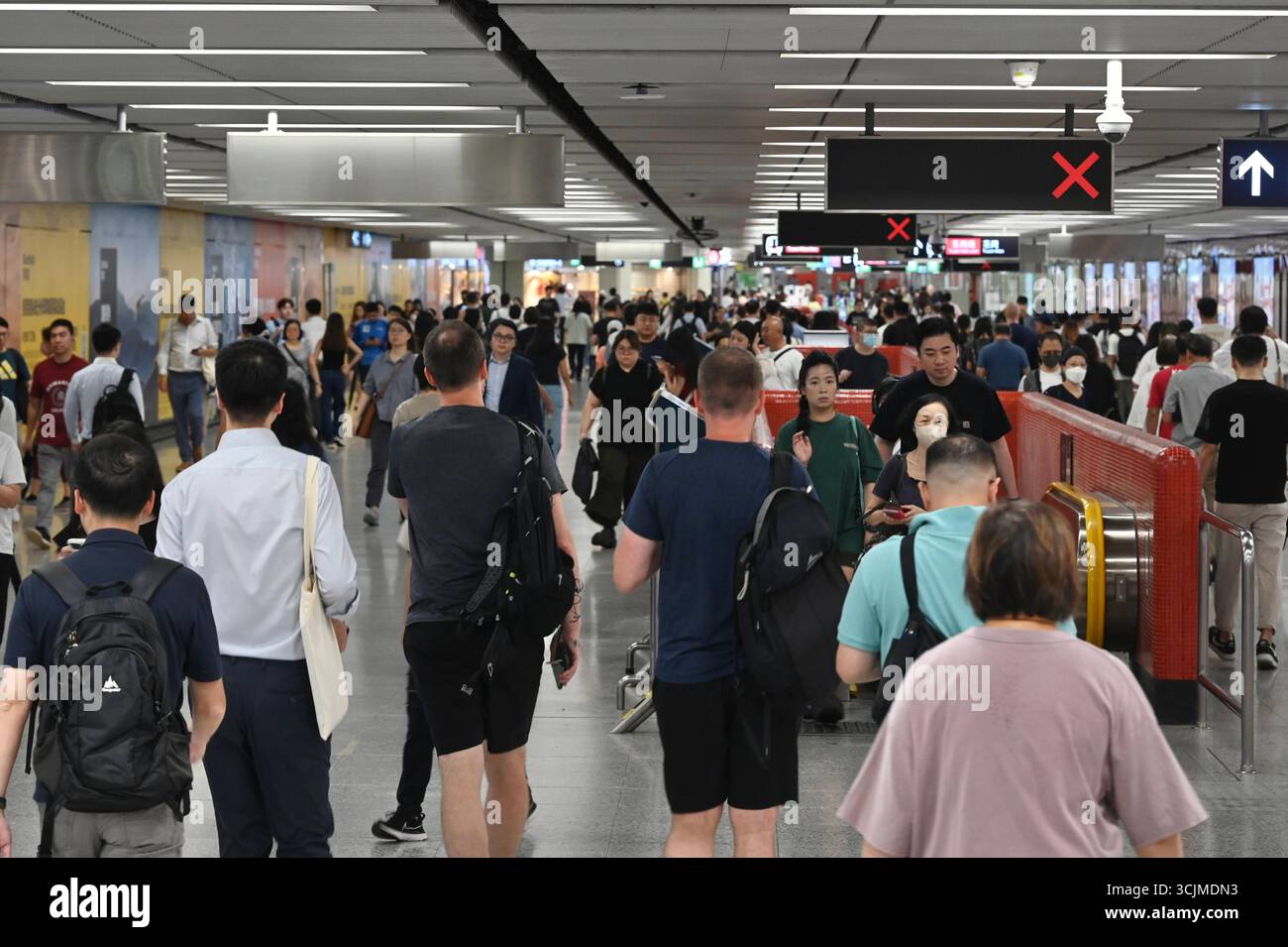 Hong Kong Typhoon Tapah People back to work location by MTR during ...