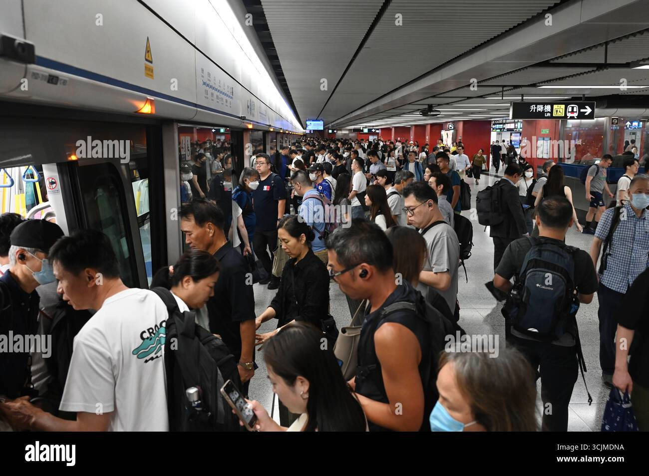 Hong Kong Typhoon Tapah People back to work location by MTR during ...