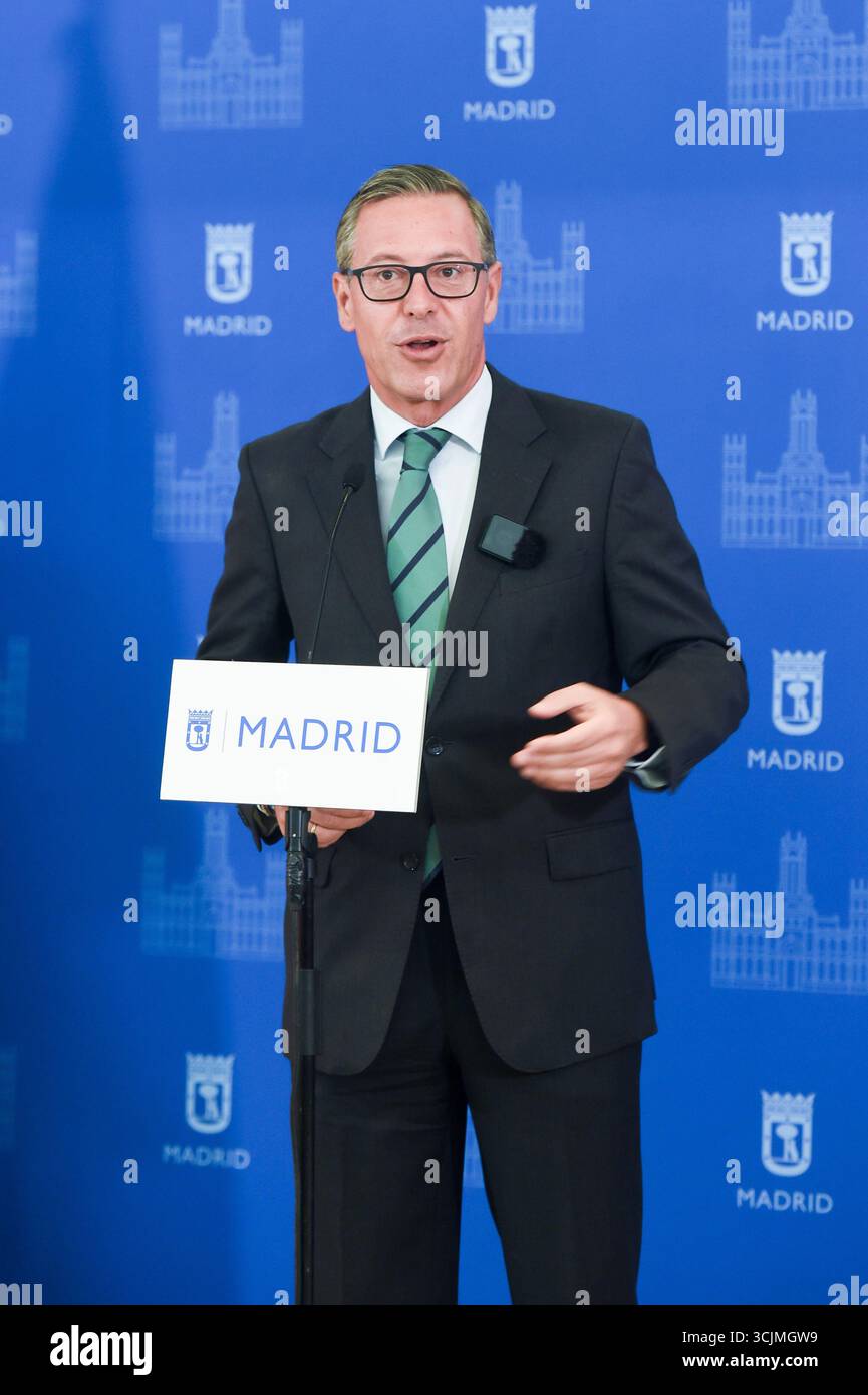 The senator of the Popular Party, Alfonso Serrano, during the Debate on ...
