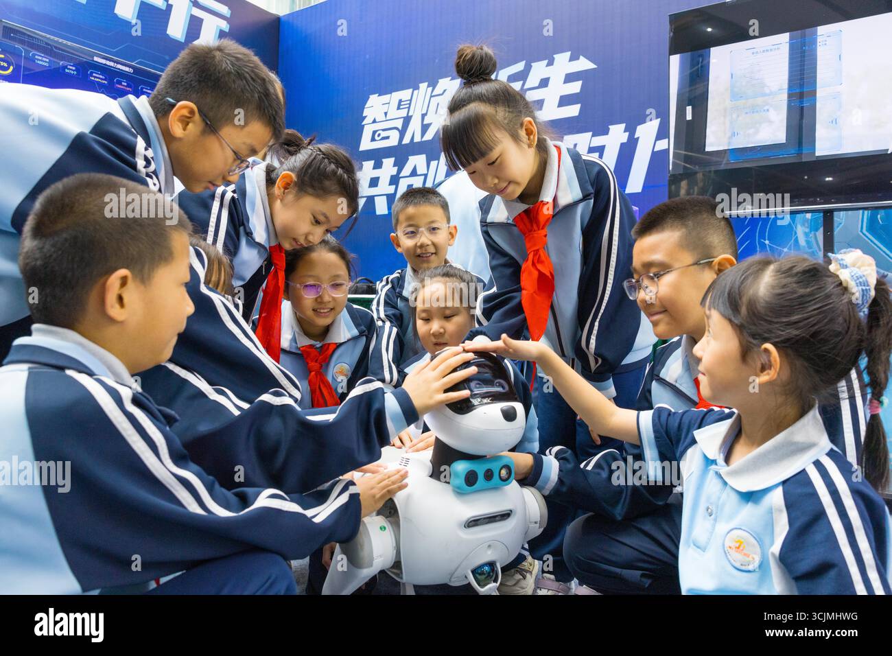 Pupils visit the science and technology museum in Urumqi City ...