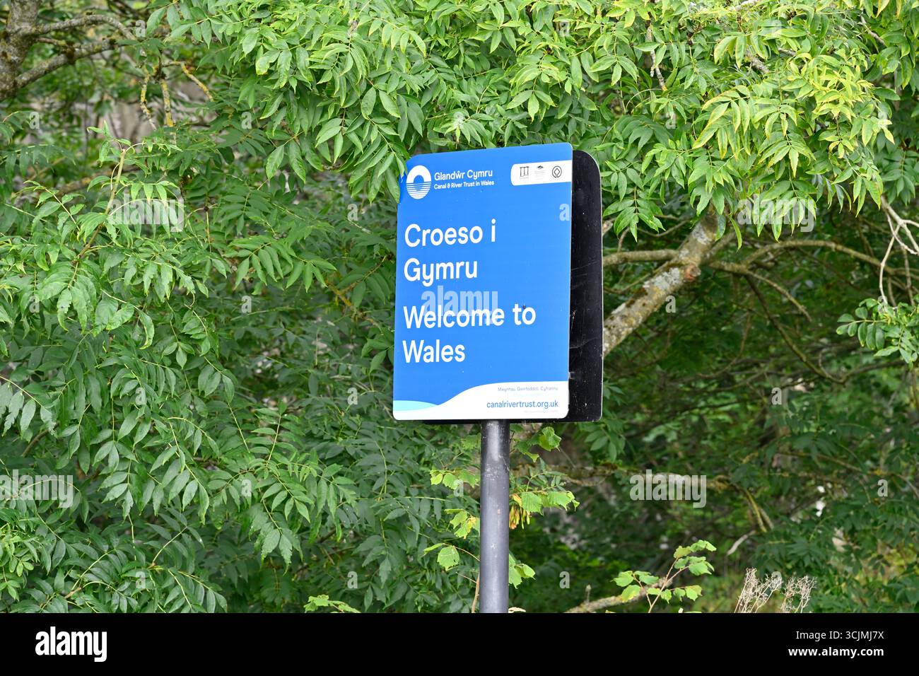 Welcome to Wales / croseo I Gymru sign on the LLangollen canal on the ...