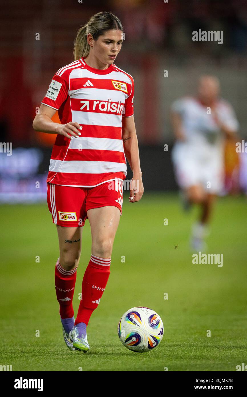 Berlin, Germany. 07th, September 2025. Eileen Campbell (10) of Union ...