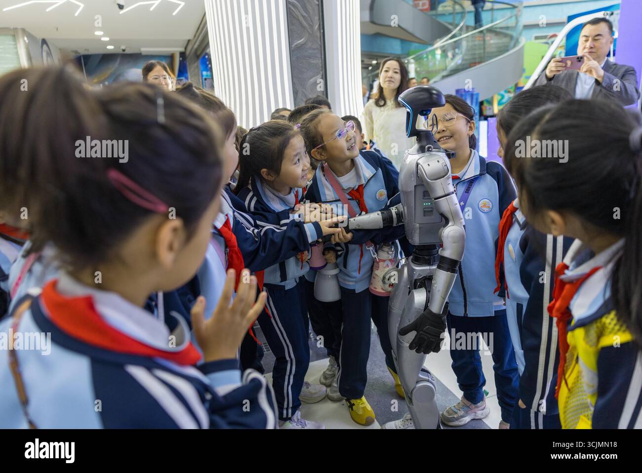 Pupils visit the science and technology museum in Urumqi City ...