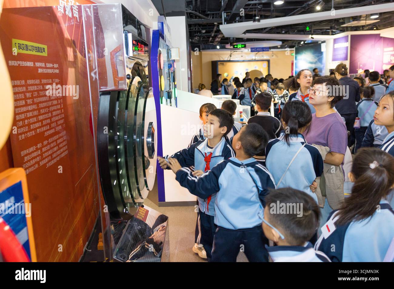 Pupils visit the science and technology museum in Urumqi City ...