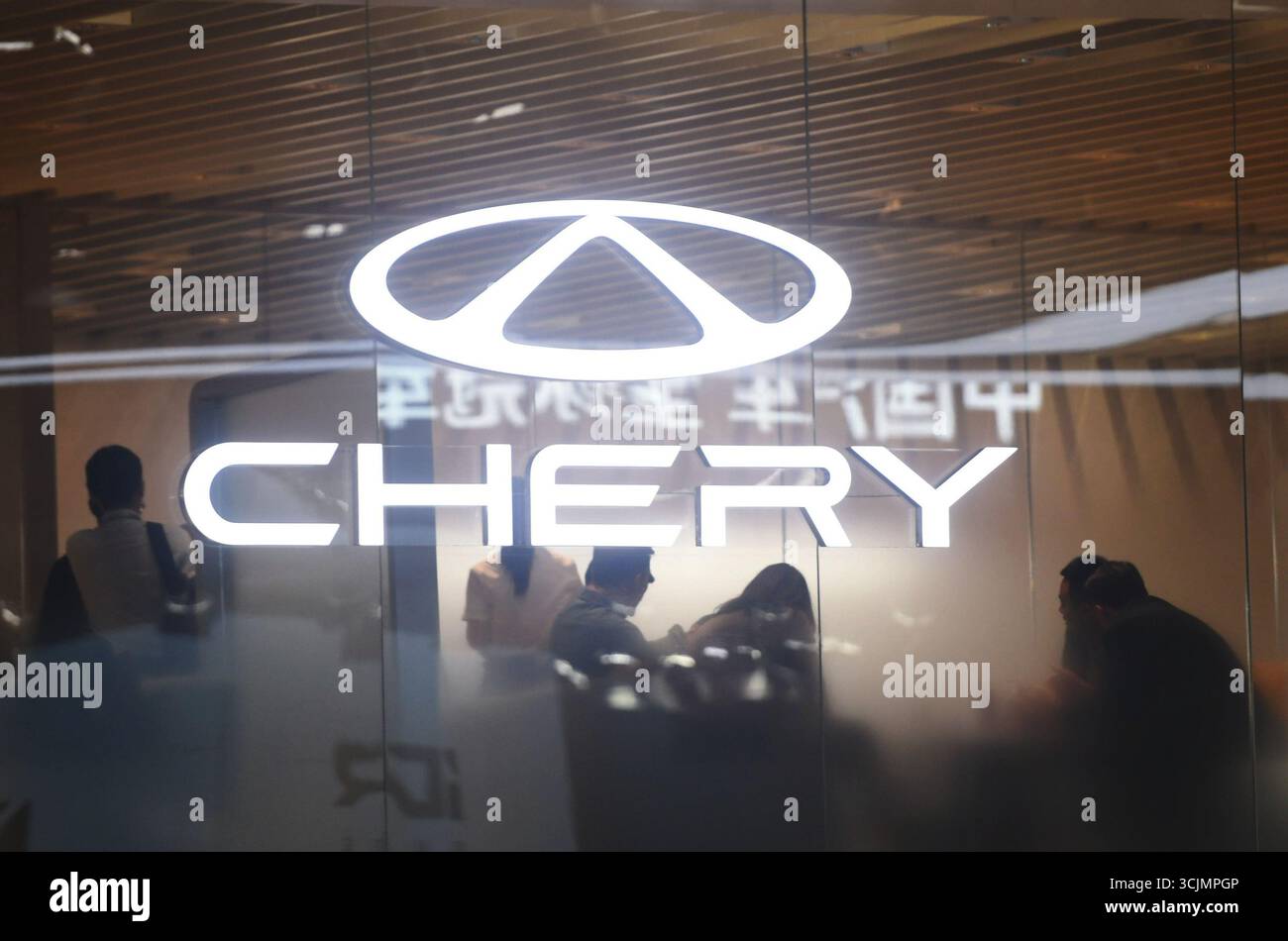 The audience visited the Chery Automobile booth at the Shanghai Auto ...