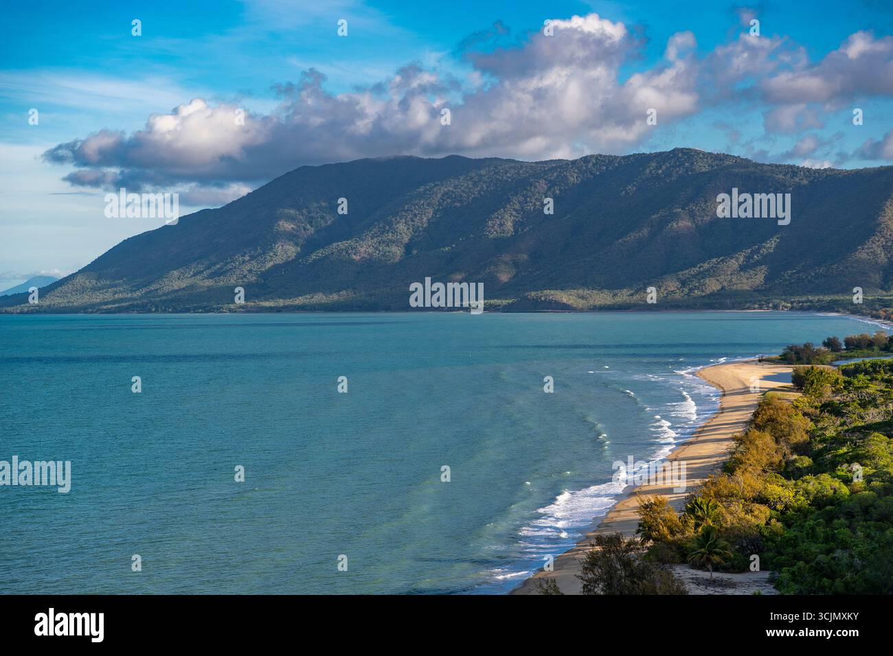 Beach next to Captain cook Highway seen from Rex lookout / Queensland ...