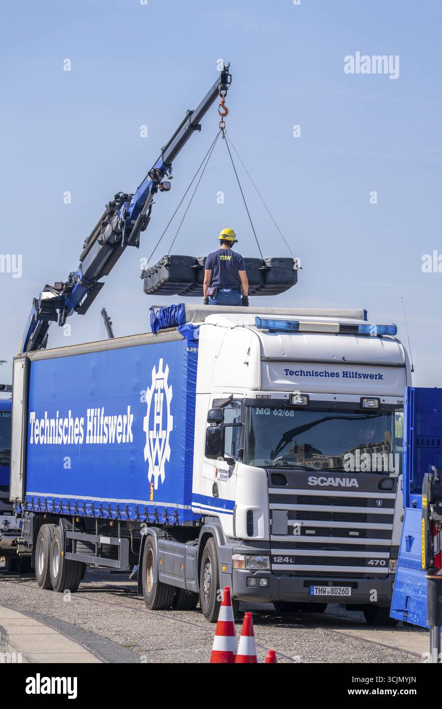 Construction of a floating platform with the jet-float system, this can ...