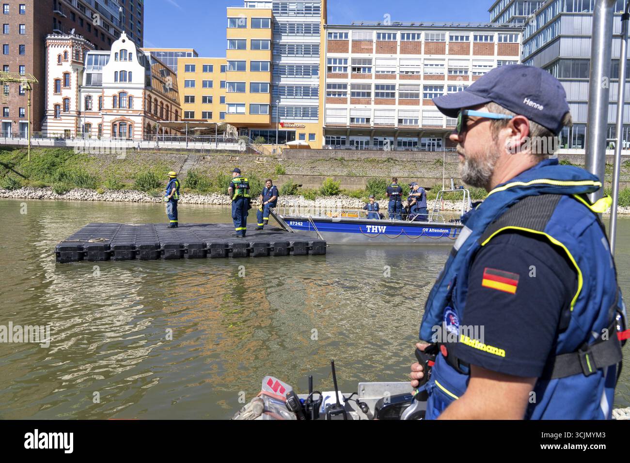 Transport of a floating platform with the jet-float system, this can be ...