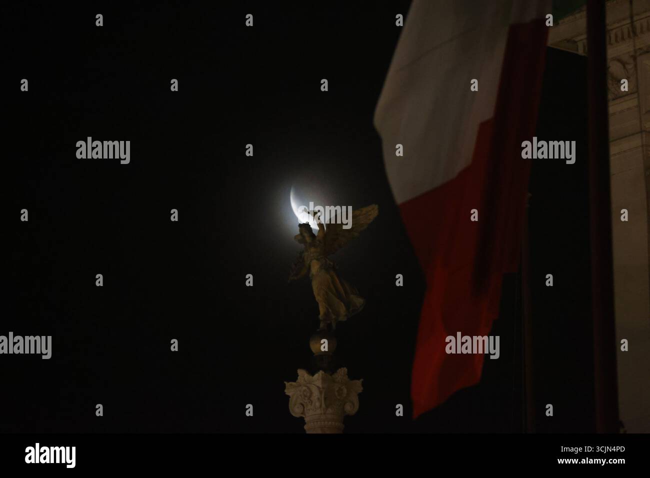 **NO WEB AND NEWSPAPERS ONLY FOR ITALY** ROME MOON ECLIPSE IN PHOTOS ...