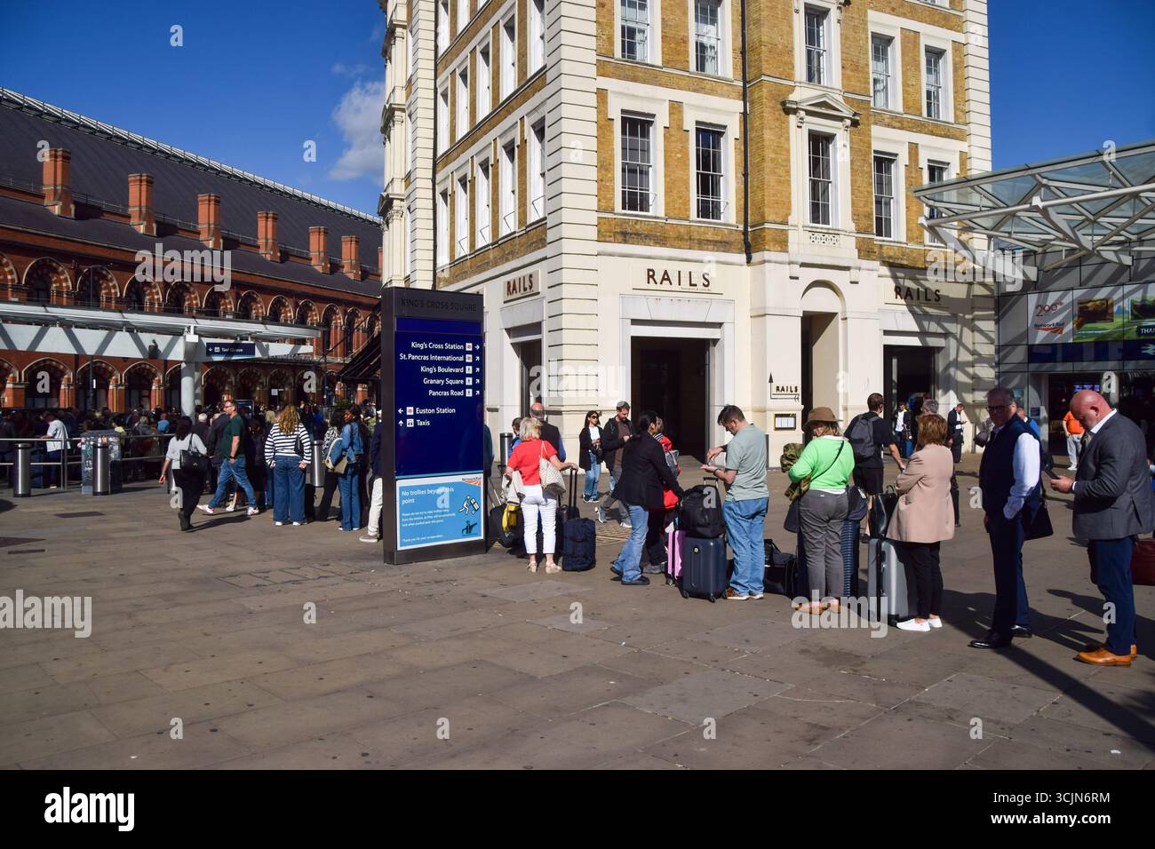 London, UK. 8th September 2025. Crowds queue for taxis outside King's ...