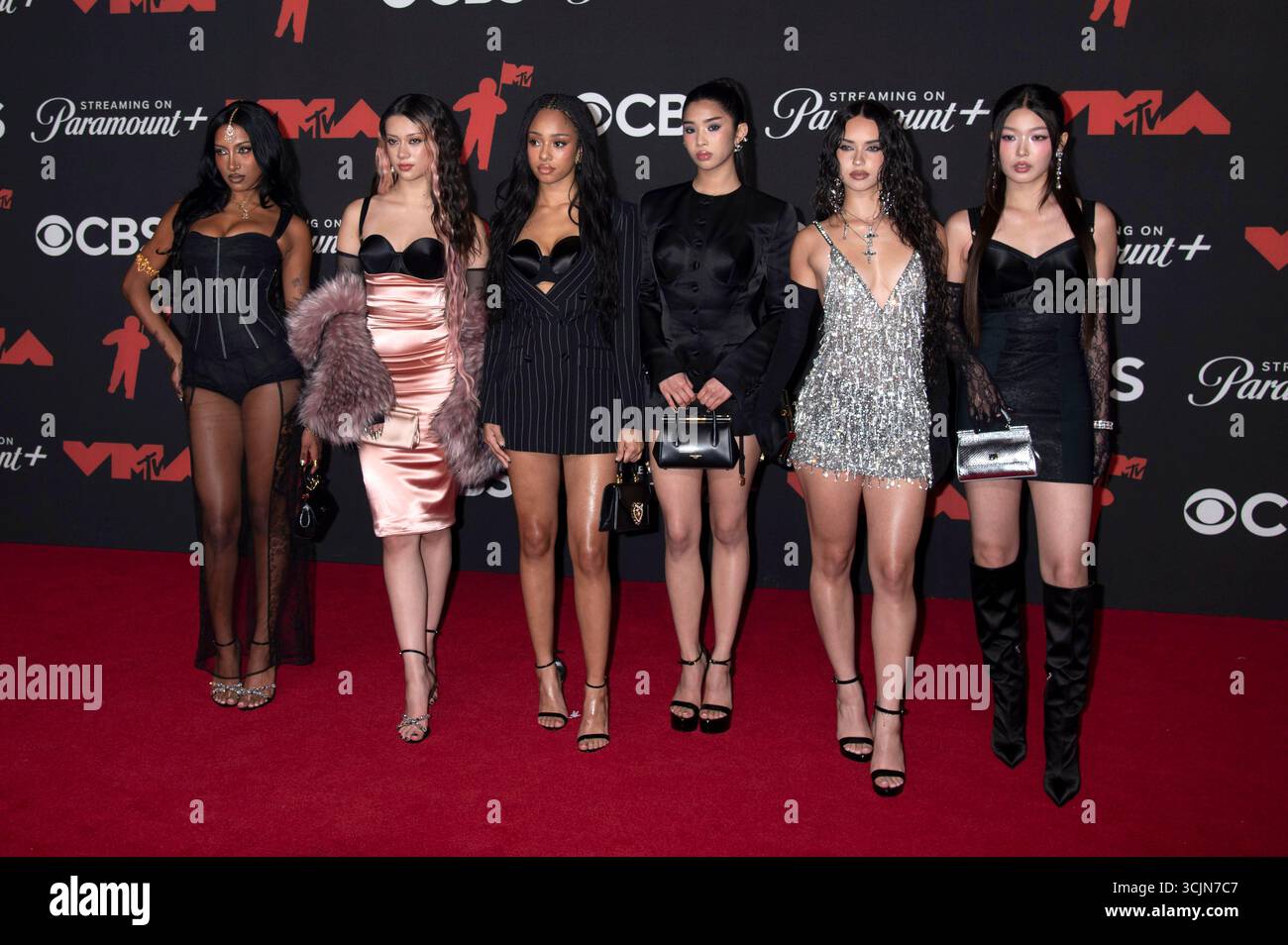 Lara Raj, Megan, Manon, Sophia, Daniela und Yoonchae von Katseye bei ...