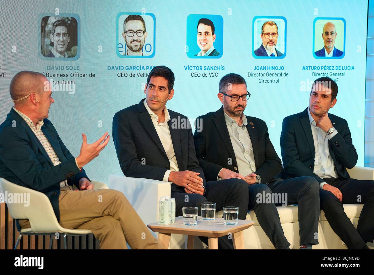 The president of AEDIVE, Adriano Mones, the CBO of Ingeteam, David Solé ...