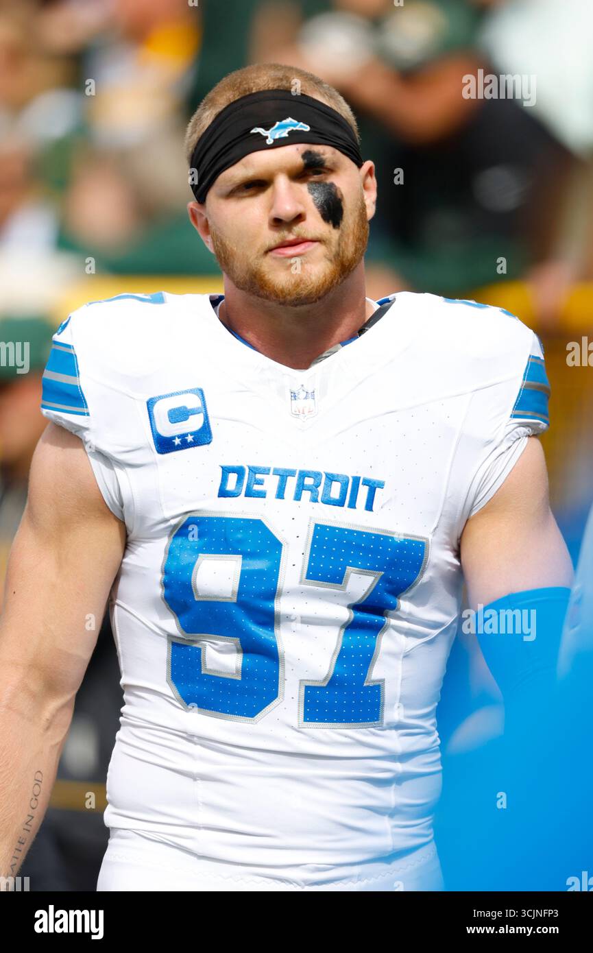 Detroit Lions tight end Sam LaPorta (87) walks on the field before a ...