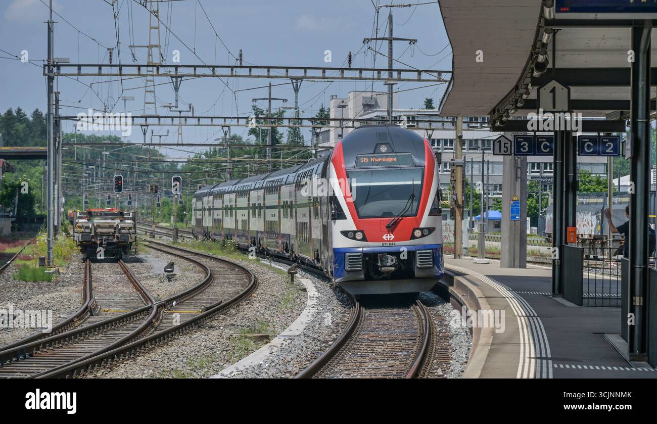 S 15, Zug, Gleis, Bahnsteig, Bahnhof Glattbrugg, Kanton Zürich, Schweiz ...