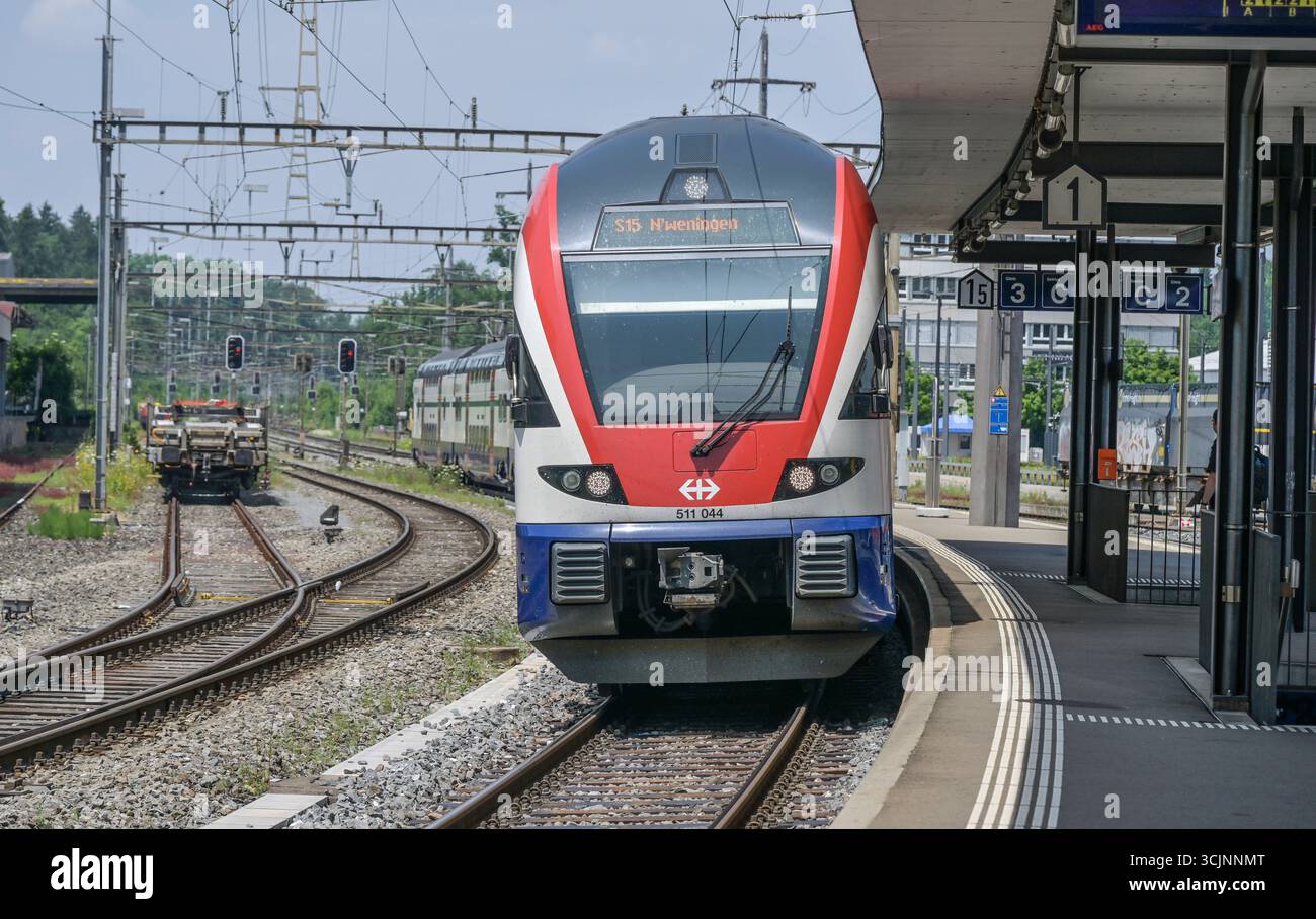 S 15, Zug, Gleis, Bahnsteig, Bahnhof Glattbrugg, Kanton Zürich, Schweiz ...