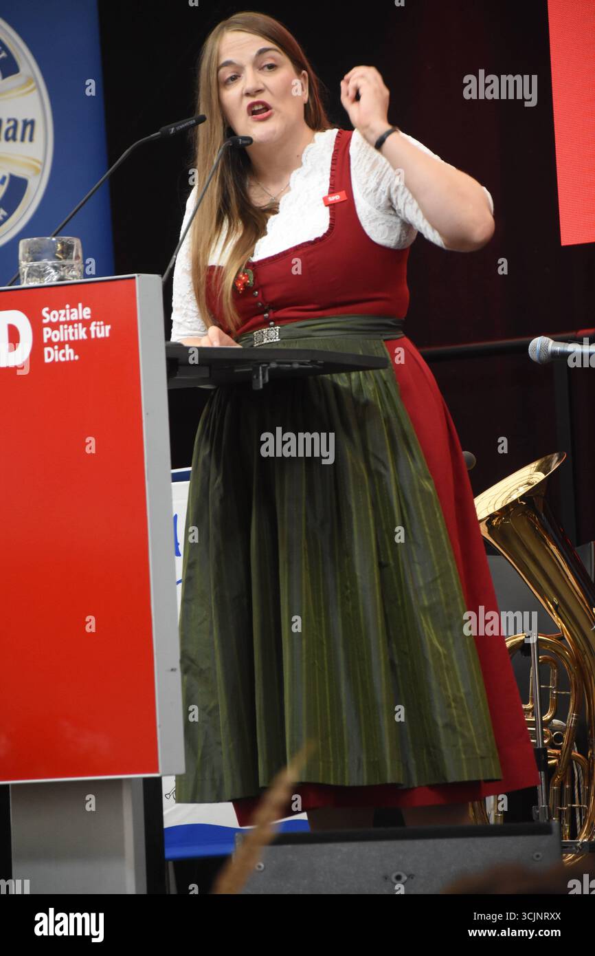 Abensberg 08.09.2025 Politischer Gillamoos FDP Redner Ronja Endres FDP ...