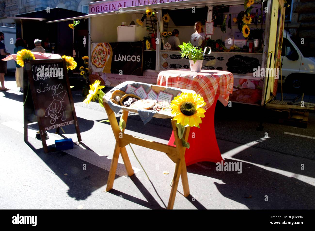 Muenchen 07.09.2025 Steinsdorfstrasse Isarinselfest Langos- Stand ...
