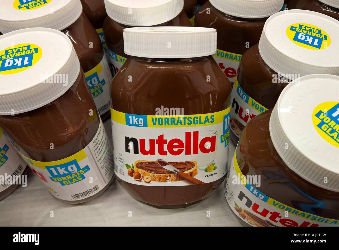 Nutella ist eine Nuss-Nougat-Creme des italienischen Herstellers ...