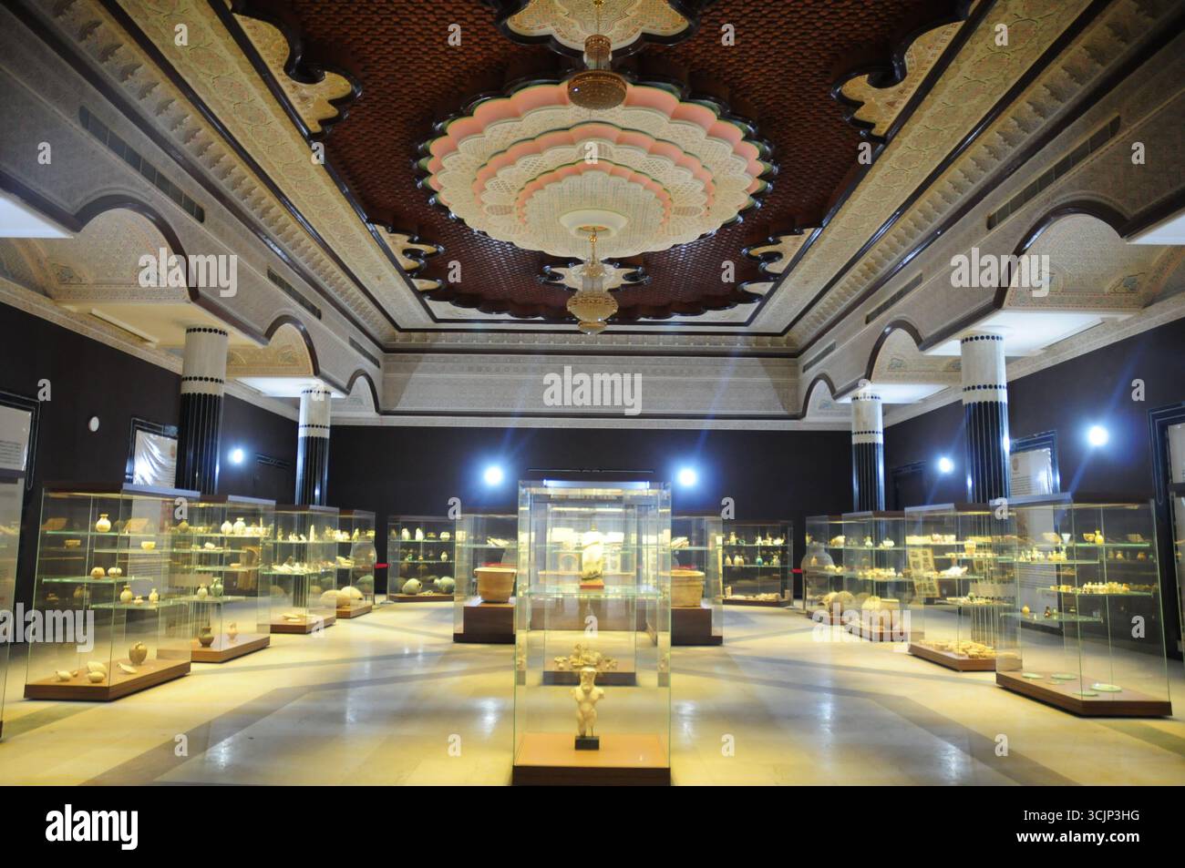 (250908) -- BASRA, Sept. 8, 2025 (Xinhua) -- This photo taken on Sept. 8, 2025 shows exhibits at ...