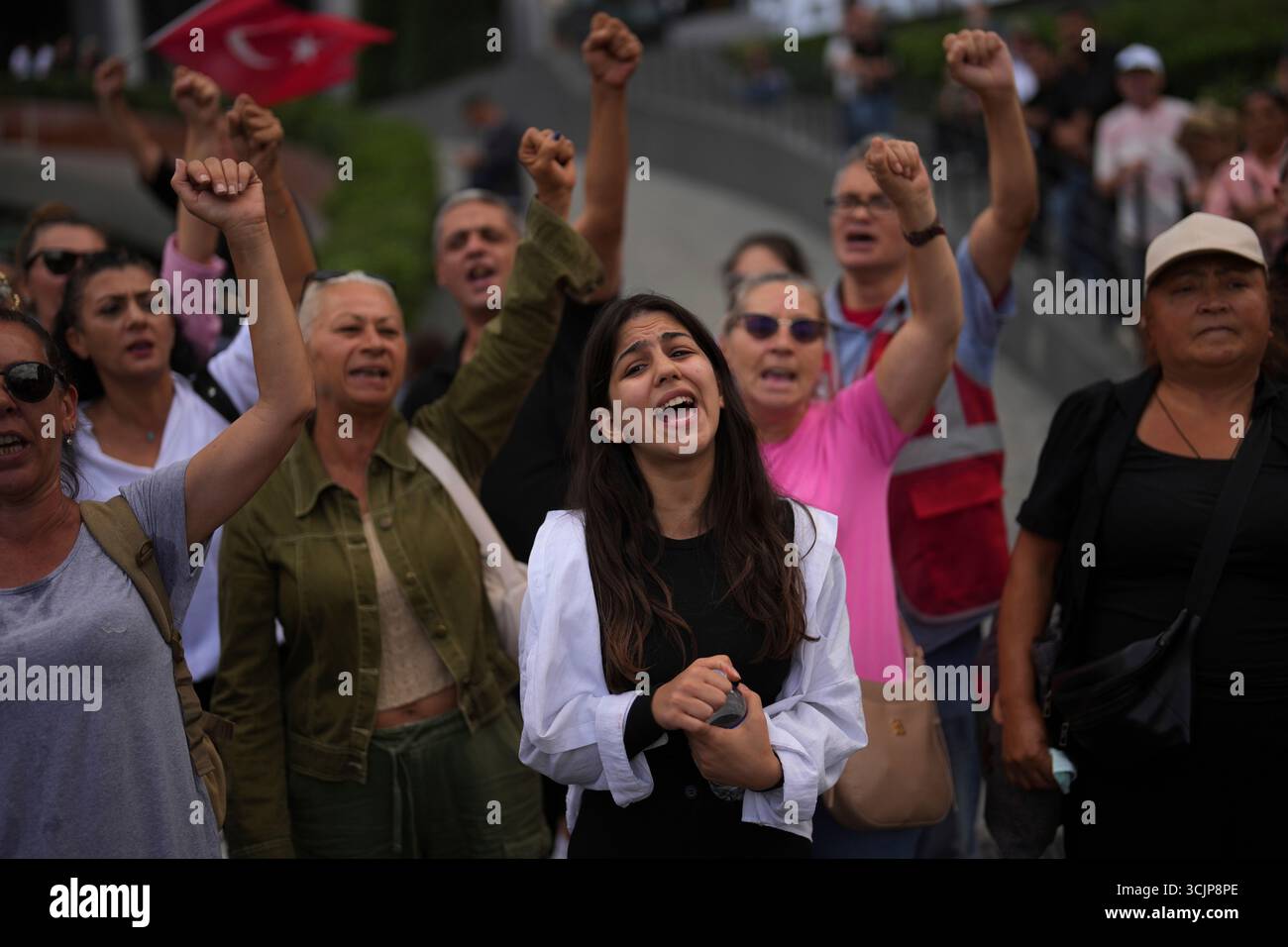 Supporters of Turkey's main opposition Republican People's Party (CHP ...