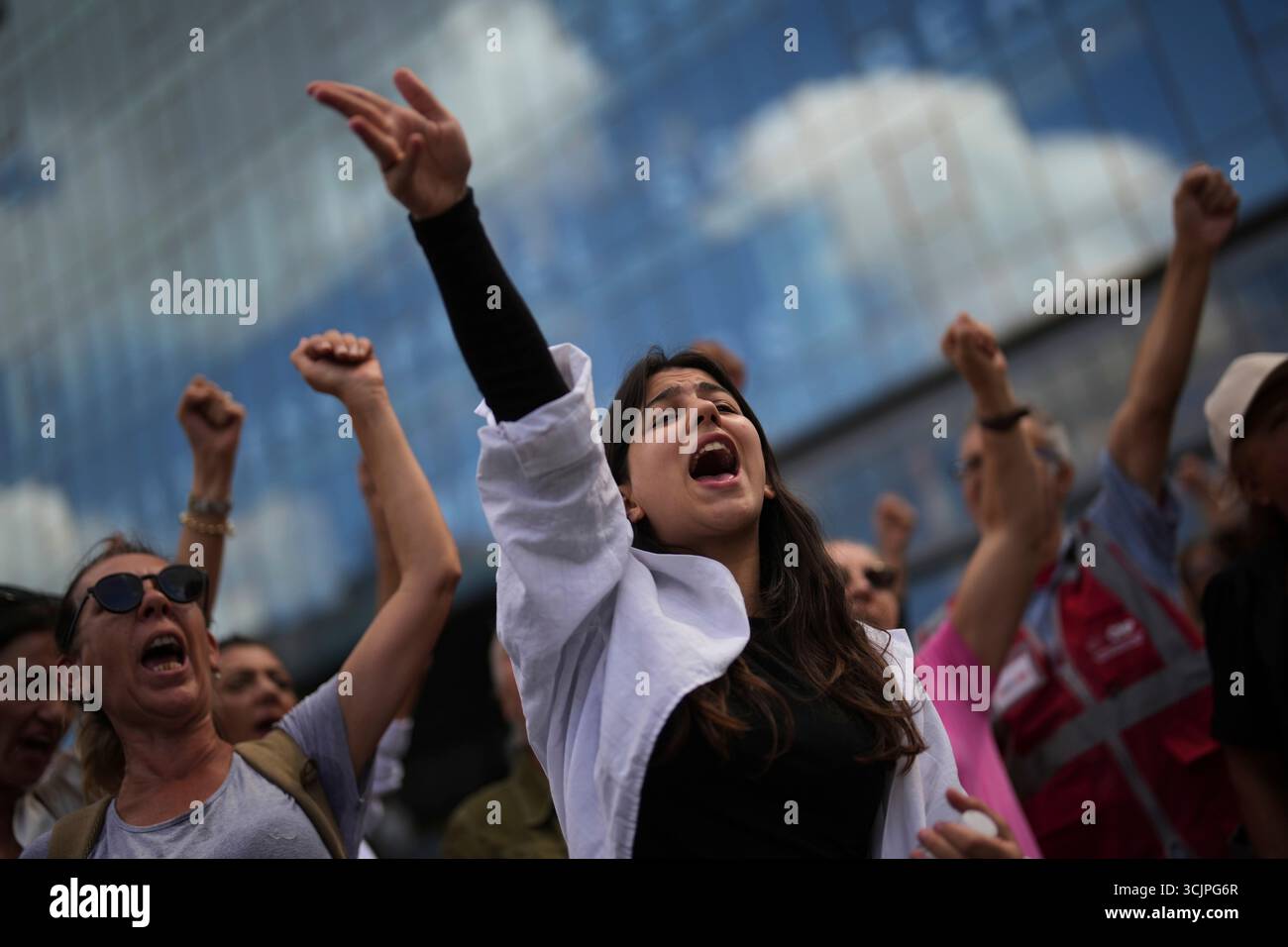 Supporters of Turkey's main opposition Republican People's Party (CHP ...