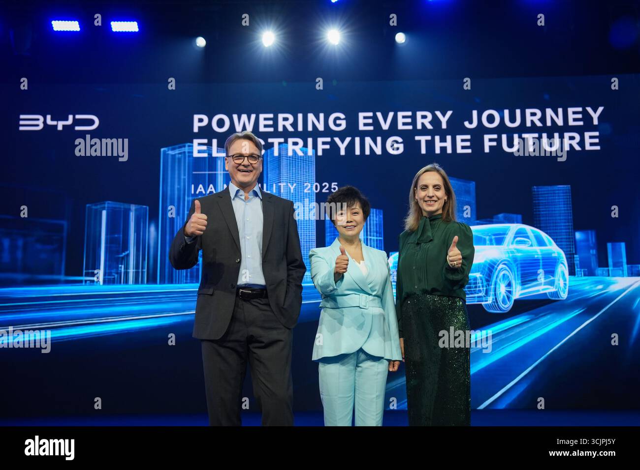 Lars Bialkowski, Country Manager BYD Deutschland, Stella Li, Senior Vicepresident BYD and ...