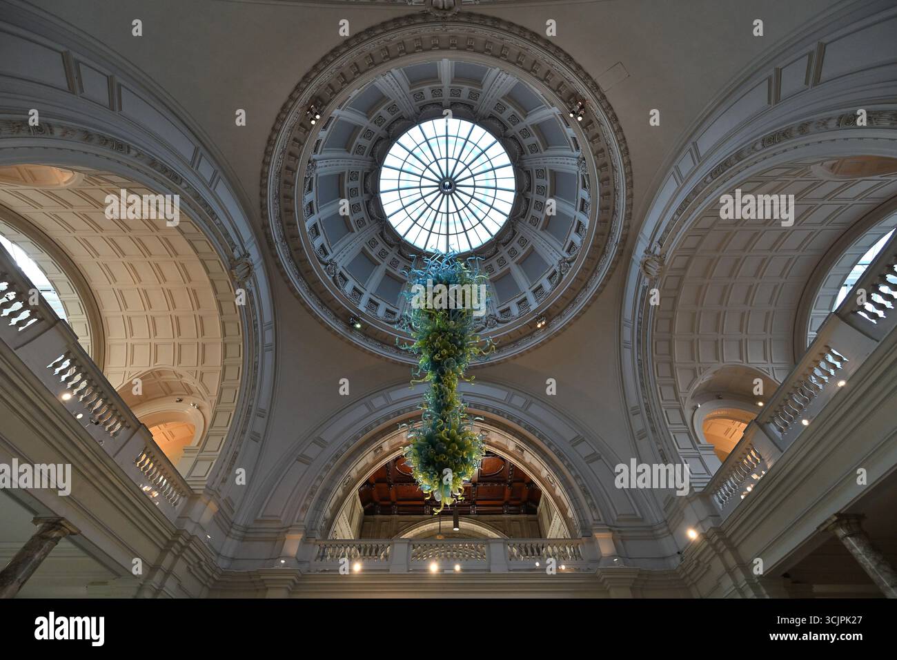 The V&A Rotunda Chandelier - blown glass sculpture by Dale Chihuly ...
