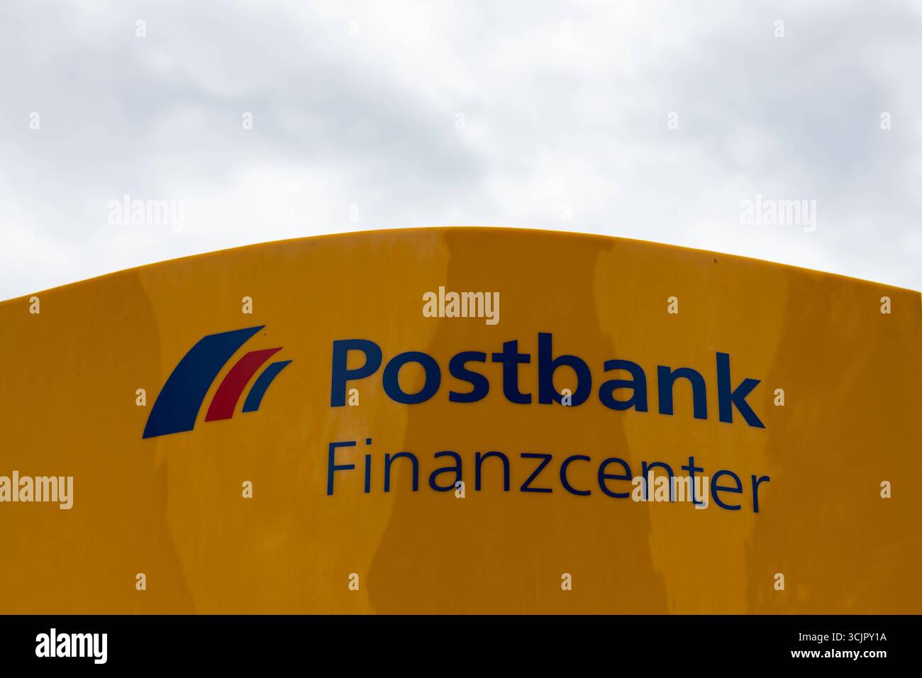 Postbank Finanzcenter Logo auf gelbem Schild 08.09.25, Selters ...