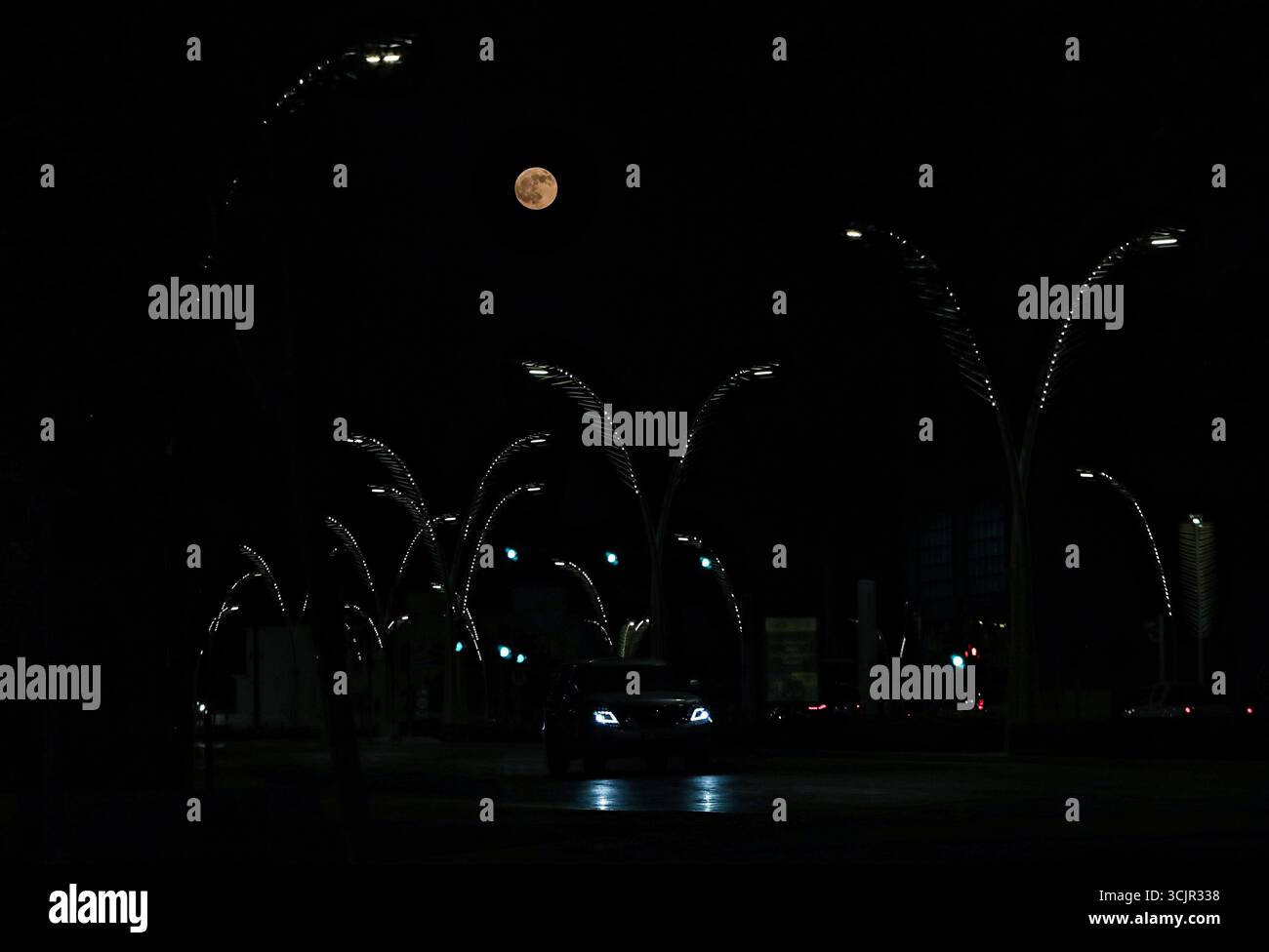 A full "blood moon" appears before the start of the total lunar eclipse ...