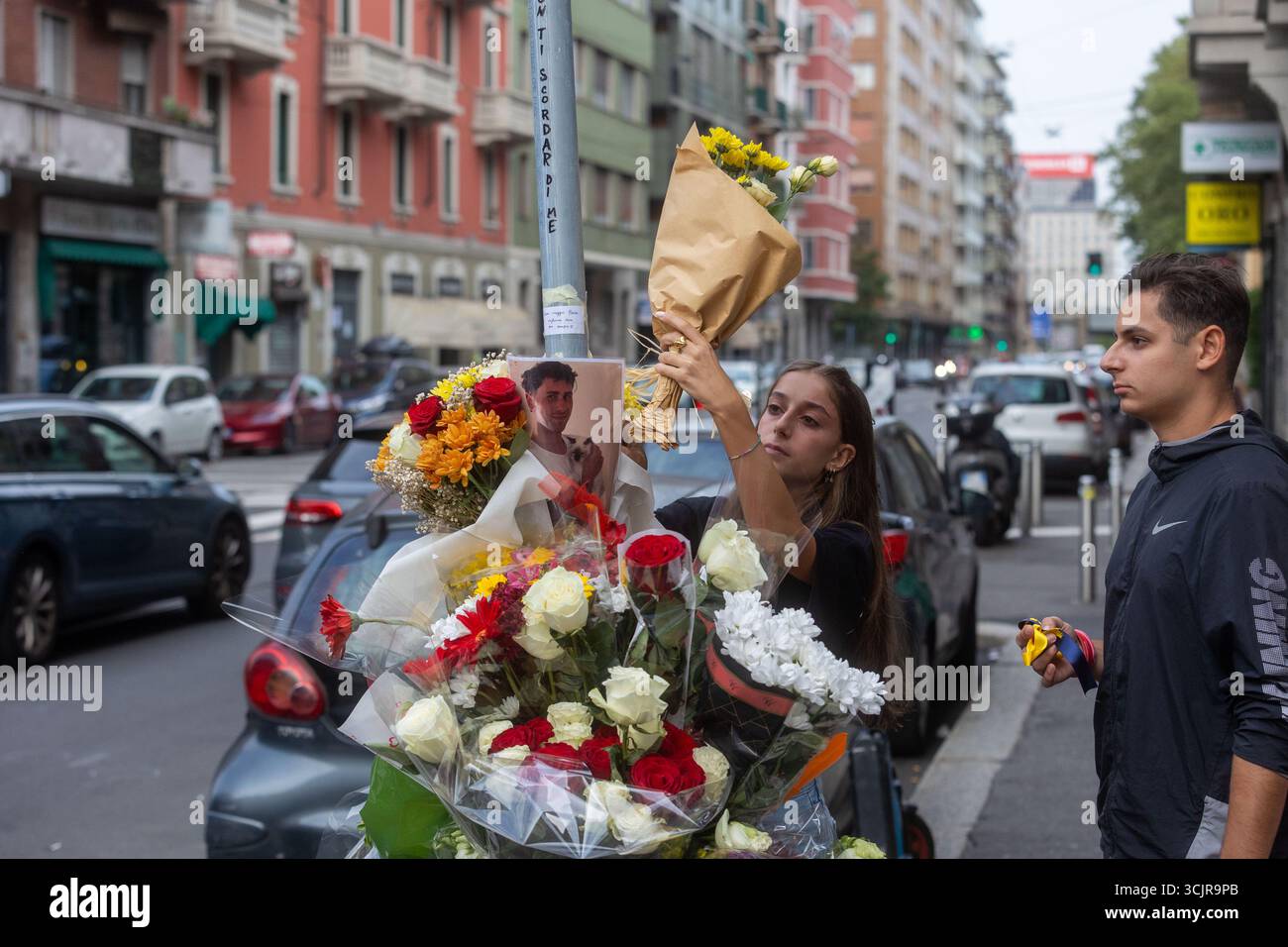 Fiori su un palo vicino al luogo dove è stato investito e ucciso Matteo ...
