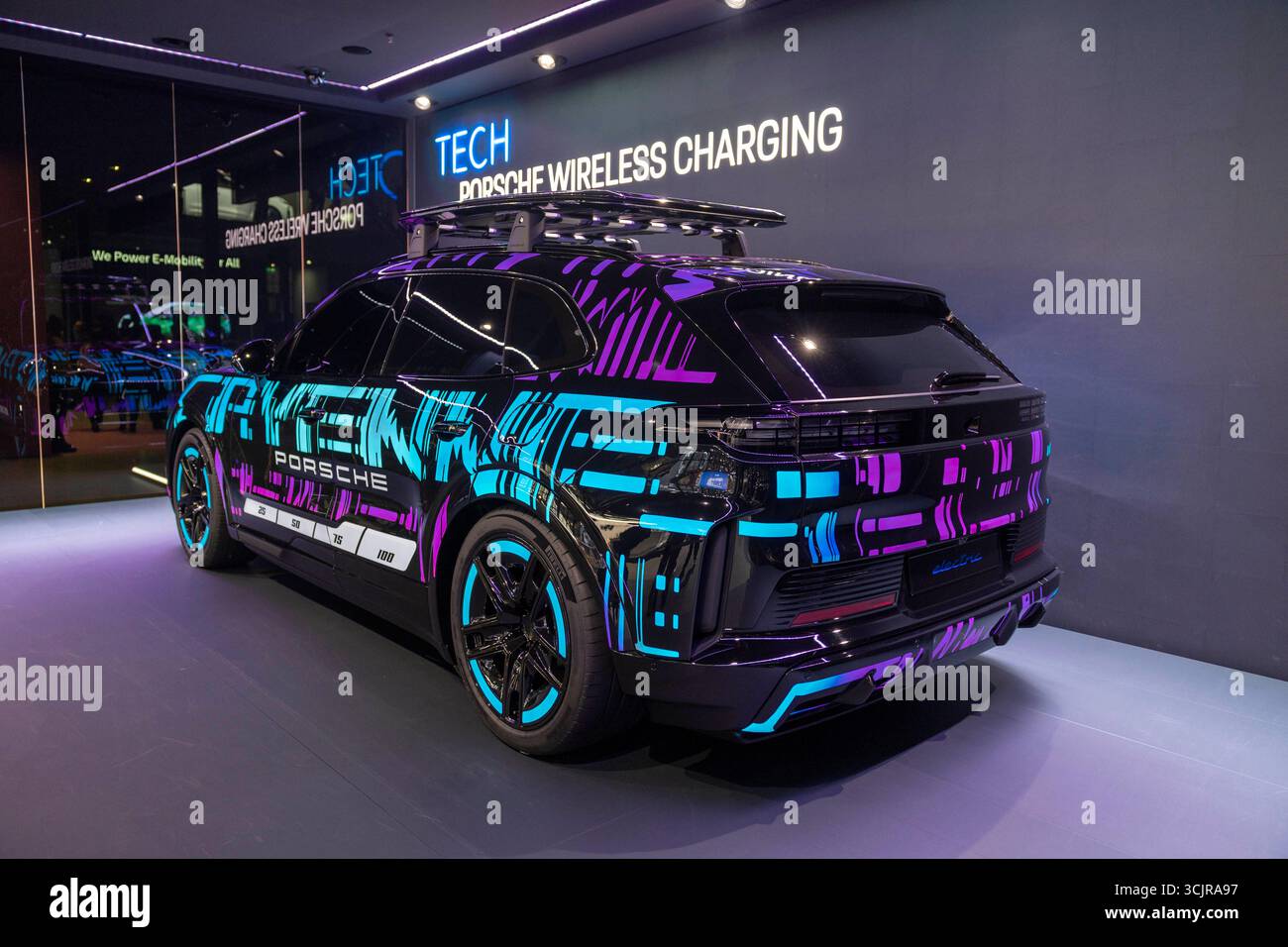 Porsche Cayenne Electric / IAA 2025 auf der Messe in München / Datum ...