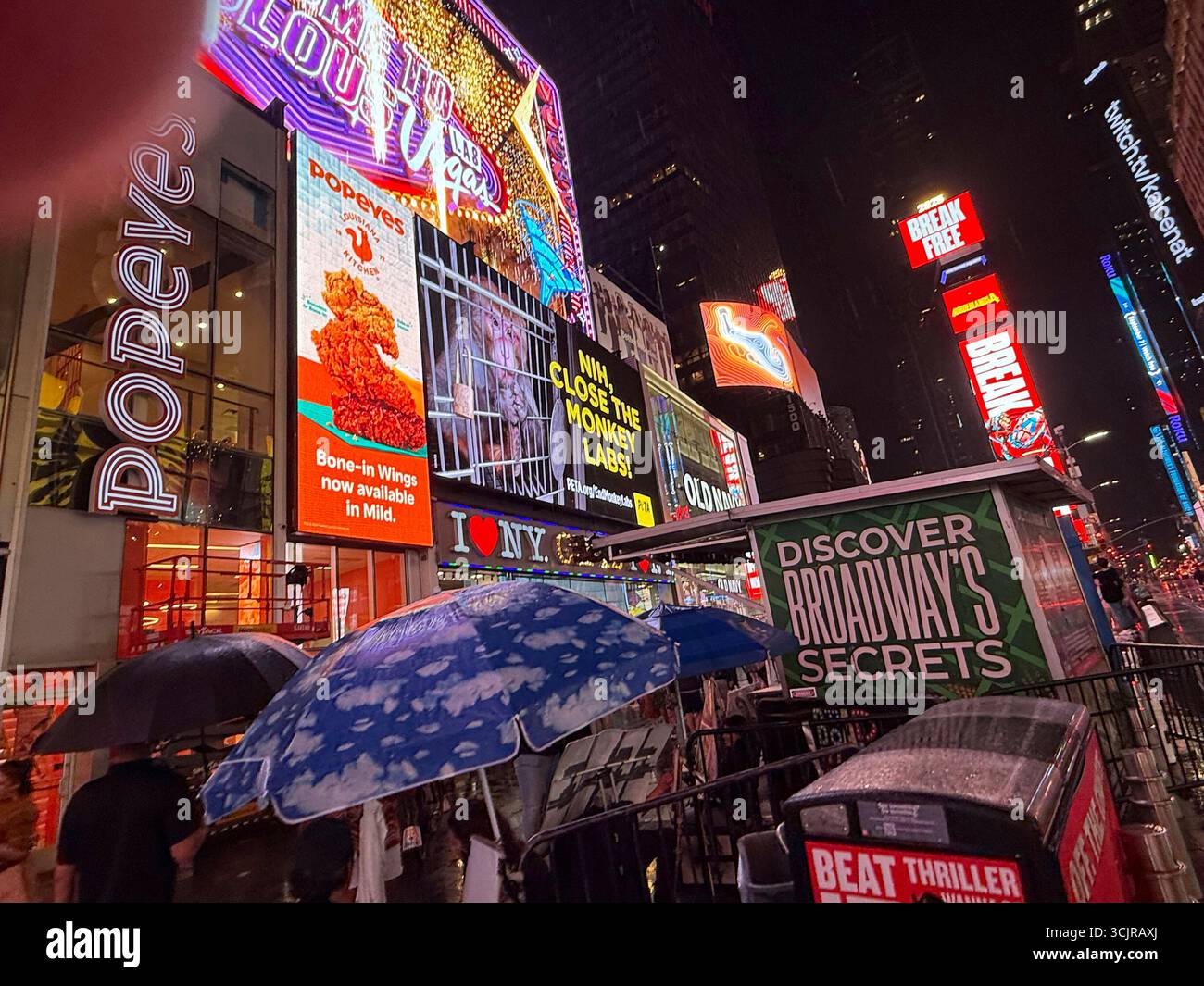 Photo by: PETA/STAR MAX/IPx 2025 9/6/25 PETA is showing the crowds of ...