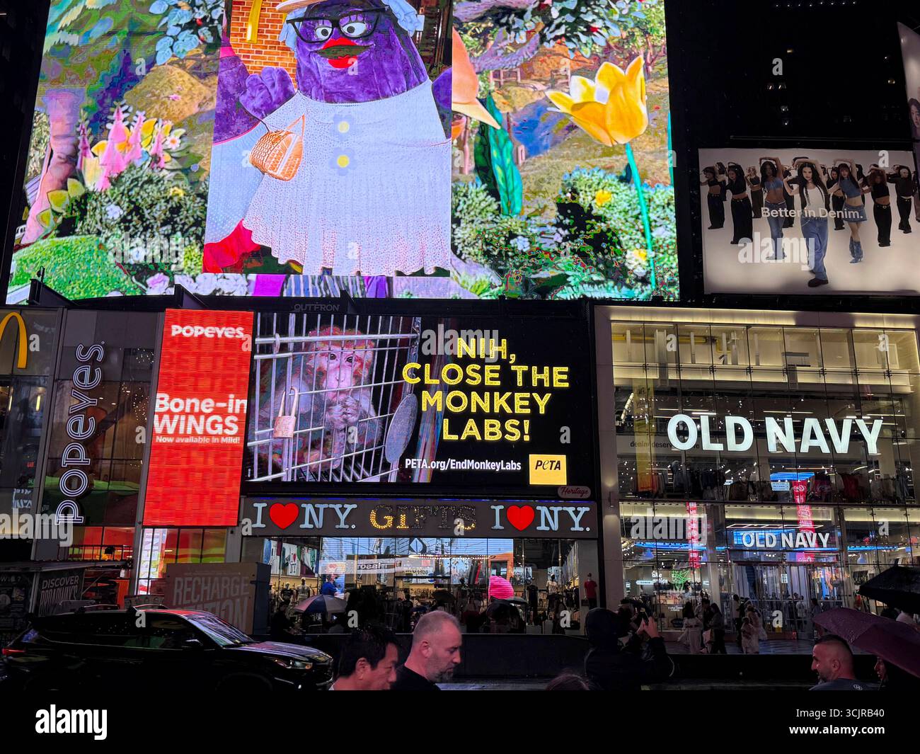 Photo by: PETA/STAR MAX/IPx 2025 9/6/25 PETA is showing the crowds of ...