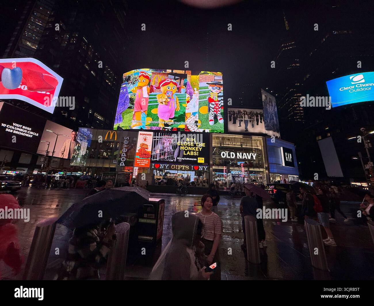 Photo by: PETA/STAR MAX/IPx 2025 9/6/25 PETA is showing the crowds of ...