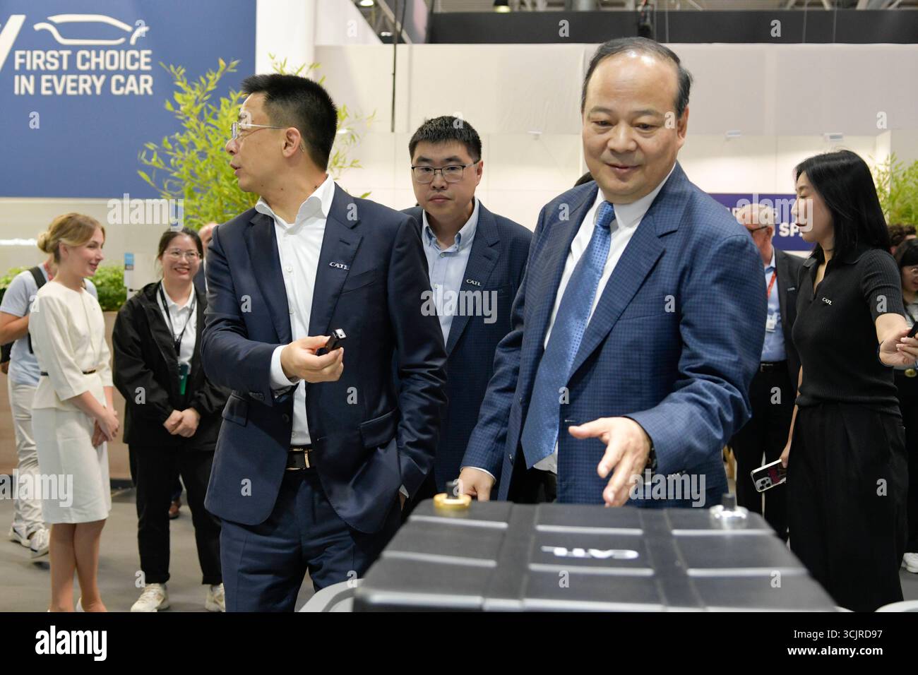 Zeng Yuqun von CATL im Gespräch auf IAA Mobility Zeng Yuqun von CATL im ...