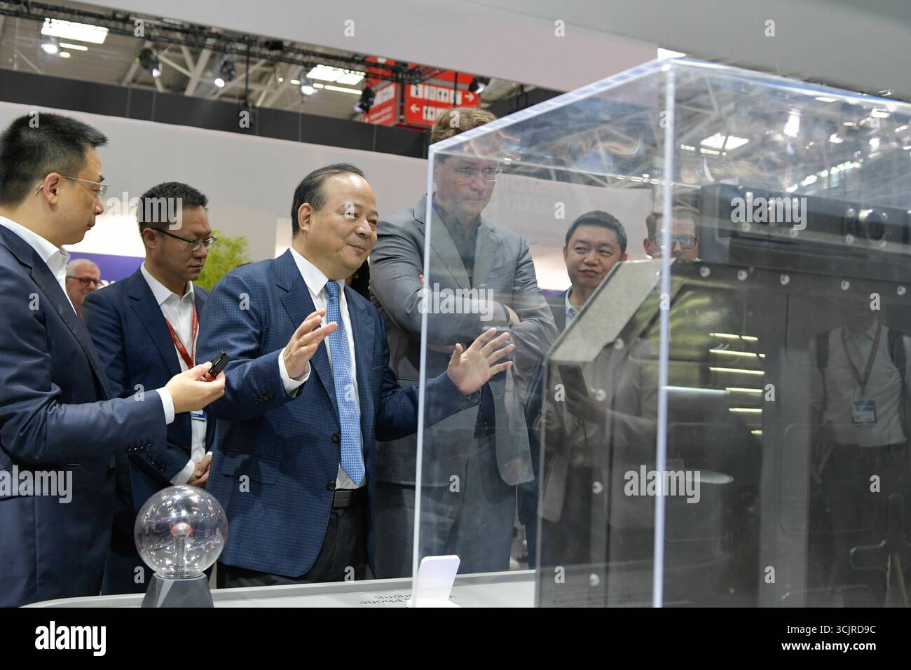 Zeng Yuqun von CATL im Gespräch auf IAA Mobility Zeng Yuqun von CATL im ...