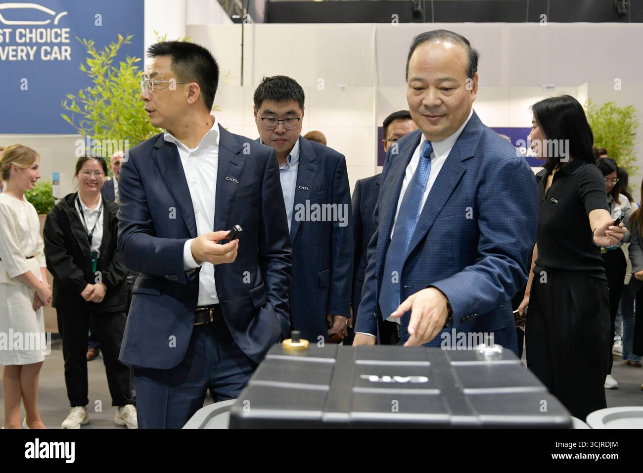 Zeng Yuqun von CATL im Gespräch auf IAA Mobility Zeng Yuqun von CATL im ...