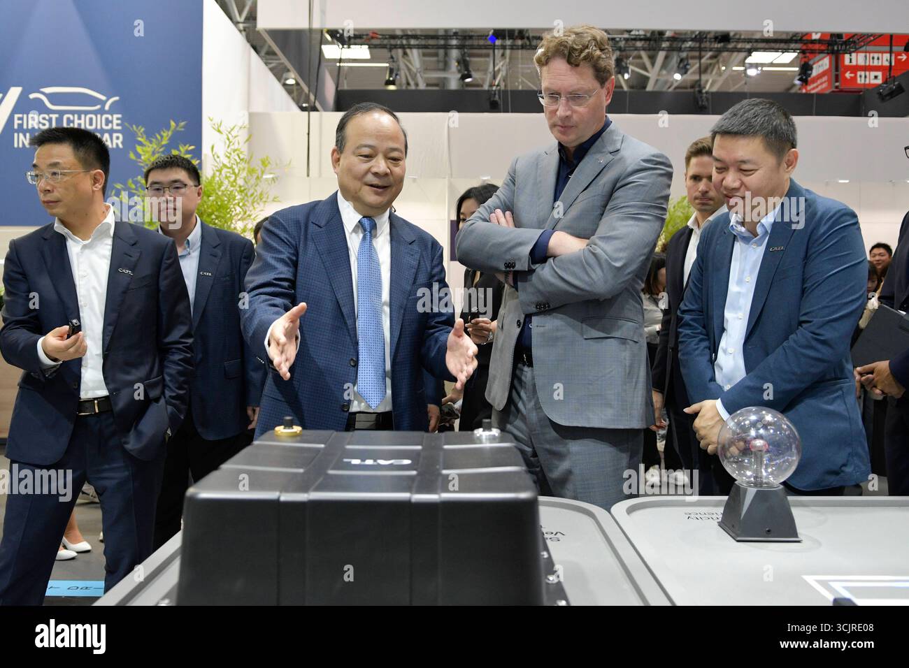 Zeng Yuqun von CATL im Gespräch auf IAA Mobility Zeng Yuqun von CATL im ...