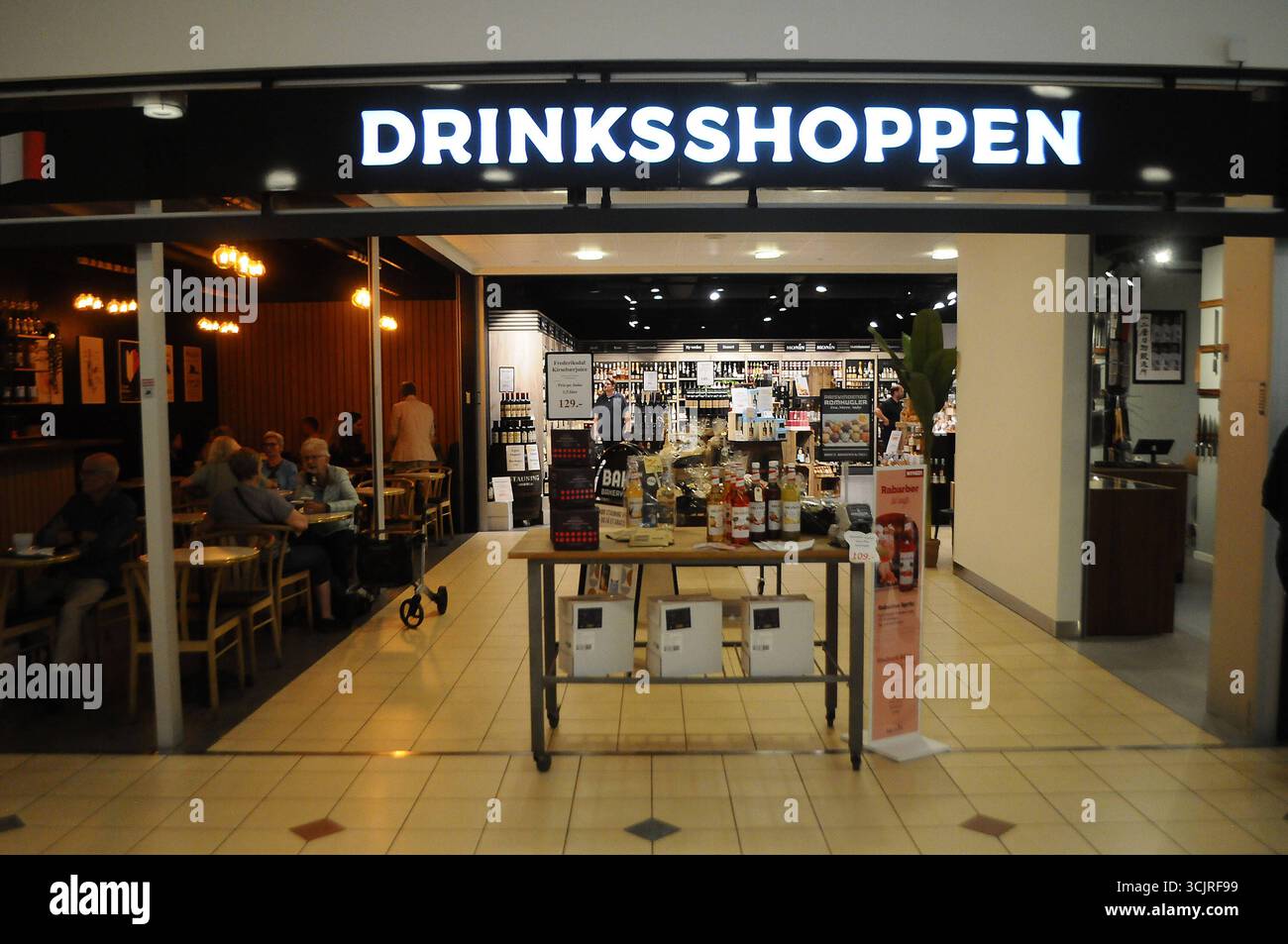 Copenhagen/ Denmark/08 september 2025/.Drinksshoppen in rodvore centrum ...