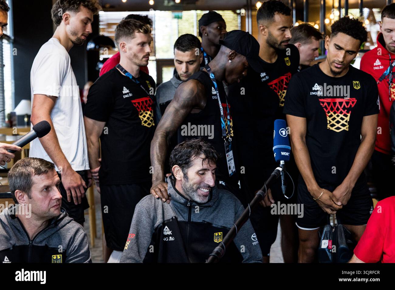 Dennis Schr?der (Deutschland, 17) greift Alex Mumbru (Bundestrainer Deutschland) bekr?ftigend an ...