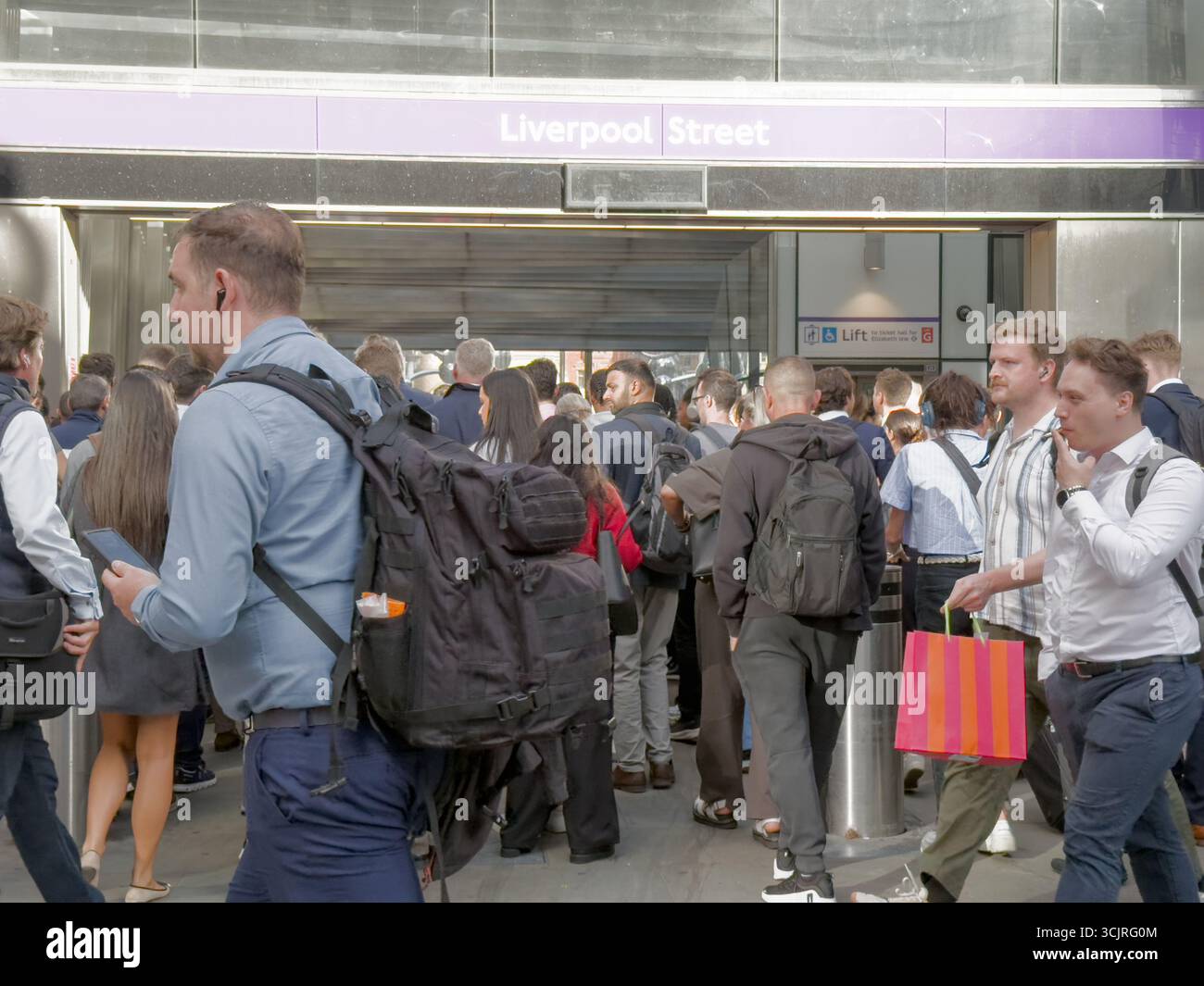 London, UK – 8th September 2025: On Monday evening rush hour, commuters ...