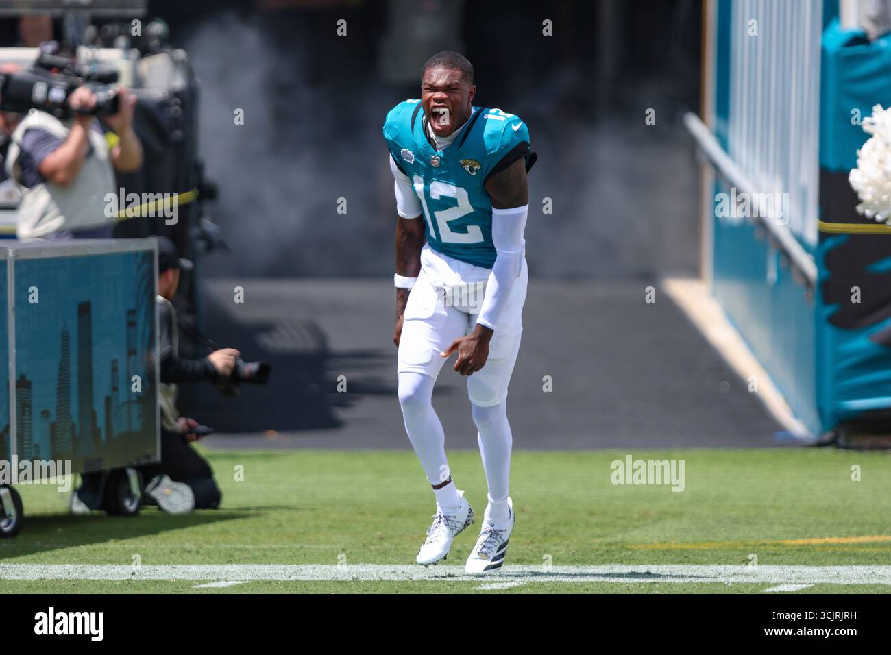 Jacksonville Jaguars wide receiver Travis Hunter (12) runs onto the ...