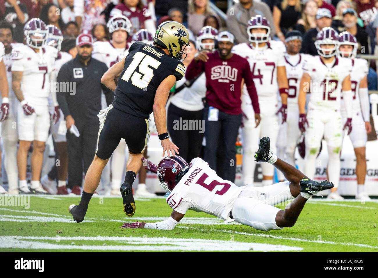 September 06, 2025: Southern Illinois safety Cejai Parson (5) makes ...