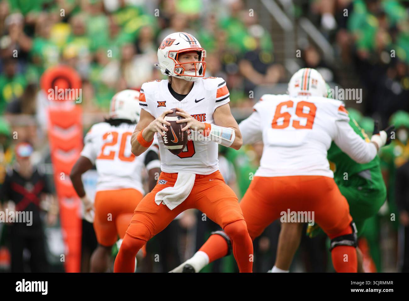 Oklahoma State quarterback Zane Flores (6) looks to pass during the ...