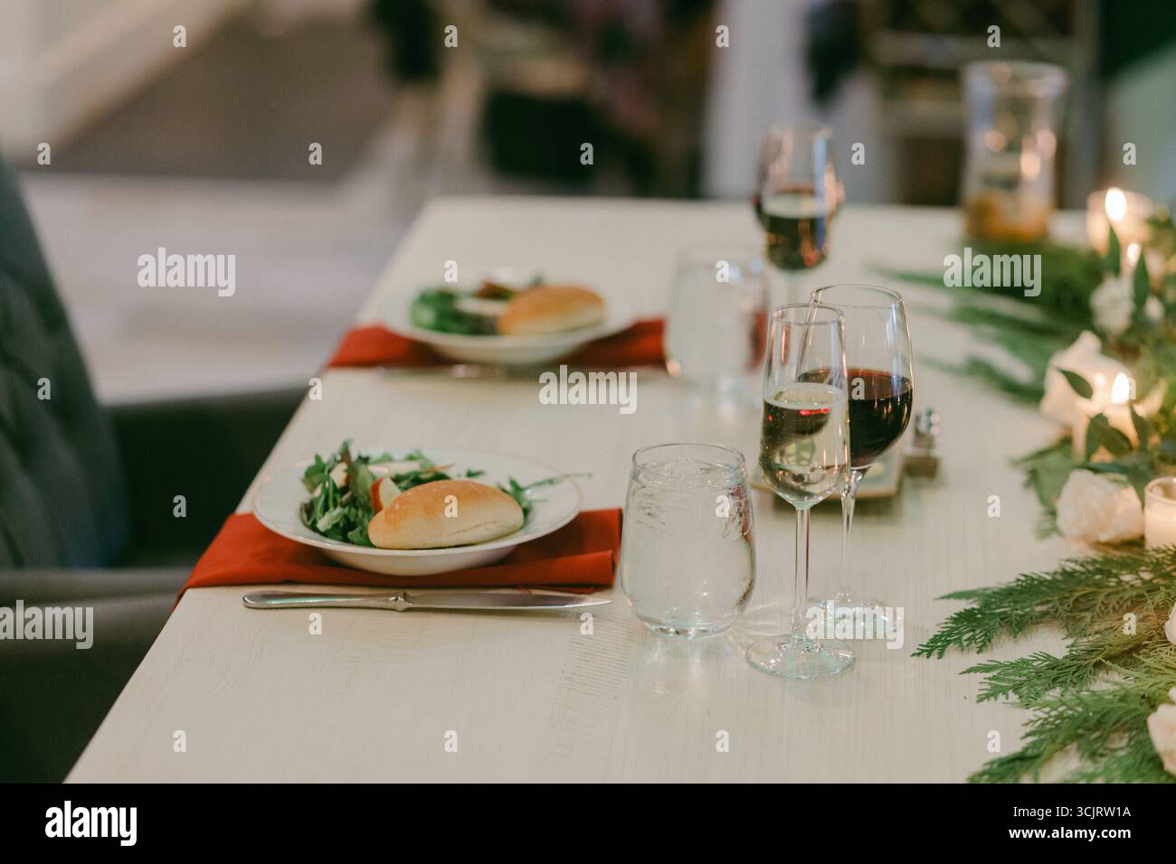 Beautifully set table features hi-res stock photography and images - Alamy