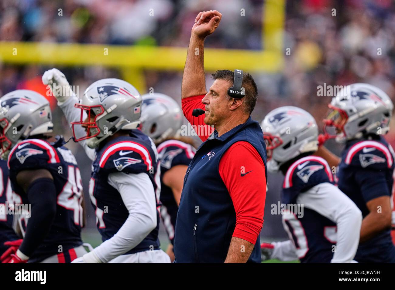 New England Patriots head coach Mike Vrabel during an NFL football game ...